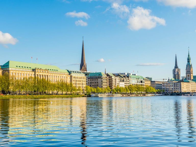 Alstersee und Alster in Hamburg besuchen, Alsterrundfahrt machen